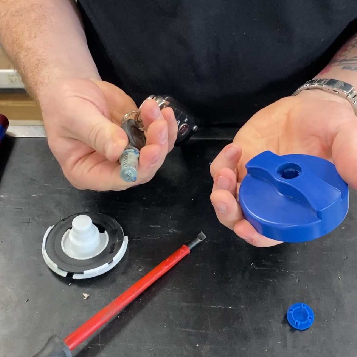 Comment démonter un barillet de bouchon d'eau de camping-car ? - Camping-Car Plus